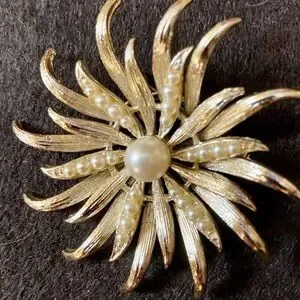 Lisner Jewelry | Jewelry | Gold Lisner Pearl Sunburst Brooch | Poshmark